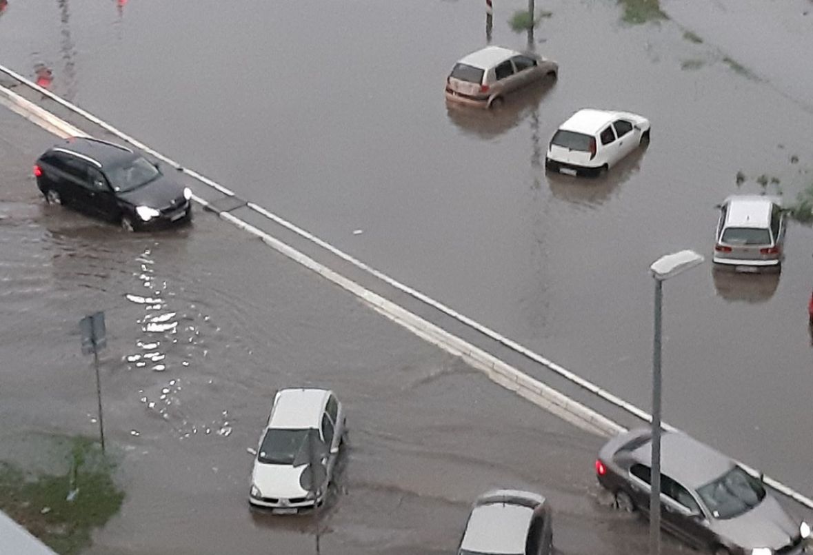 Srbija /Pogledajte potop u Beogradu: Grad u blokadi, tramvaji stali ...