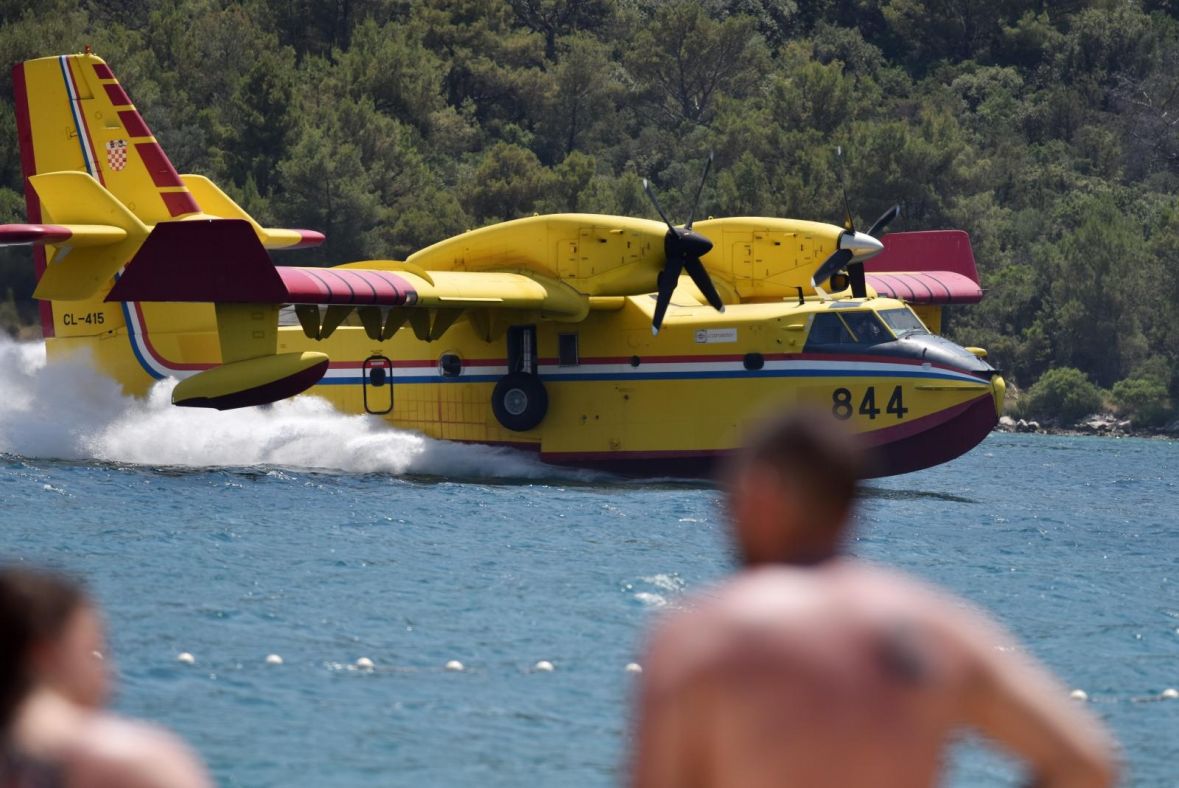 Video /Pogledajte kako kanader preuzima vodu iz Jadranskog mora / Radio ...
