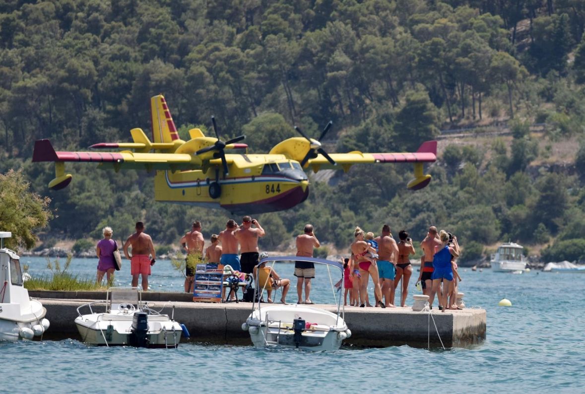 Video /Pogledajte kako kanader preuzima vodu iz Jadranskog mora / Radio ...