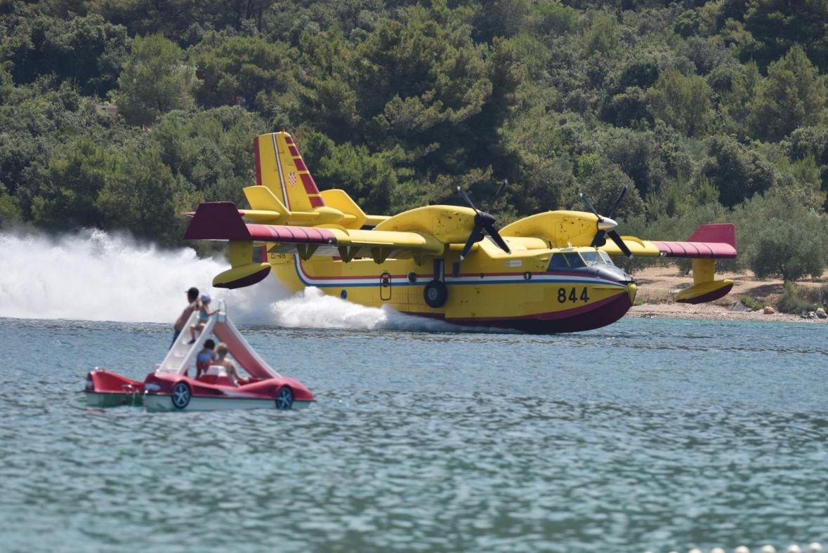 Video /Pogledajte kako kanader preuzima vodu iz Jadranskog mora / Radio ...