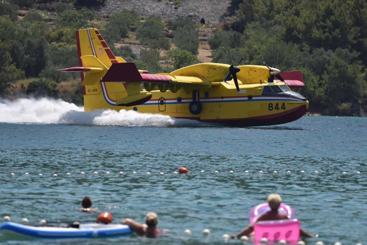 Video /Pogledajte kako kanader preuzima vodu iz Jadranskog mora / Radio ...
