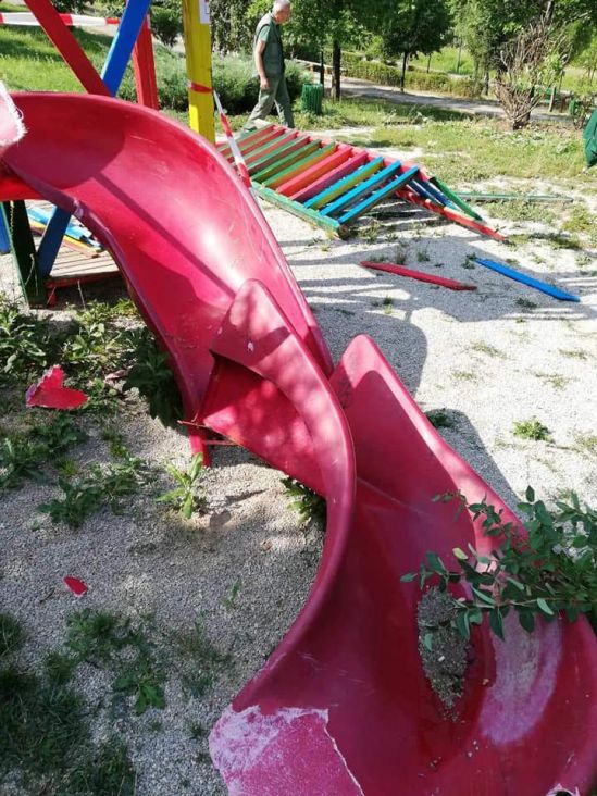 Foto /Učestali prizori vandalizma u Sarajevu: Uništen dječji park ... Foto /Učestali prizori vandalizma u Sarajevu: Uništen dječji park ...