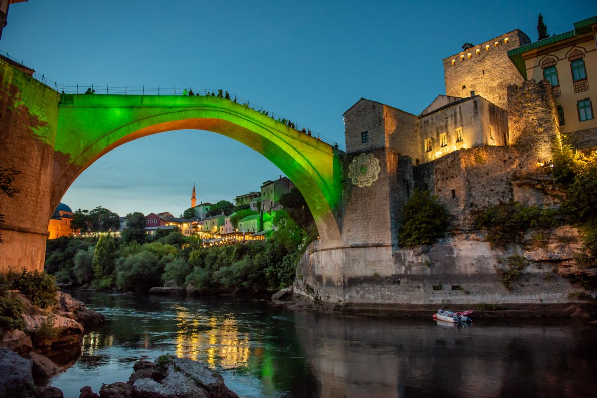 BiH /Cvijet Srebrenice obasjao Stari most u Mostaru / Radio Sarajevo
