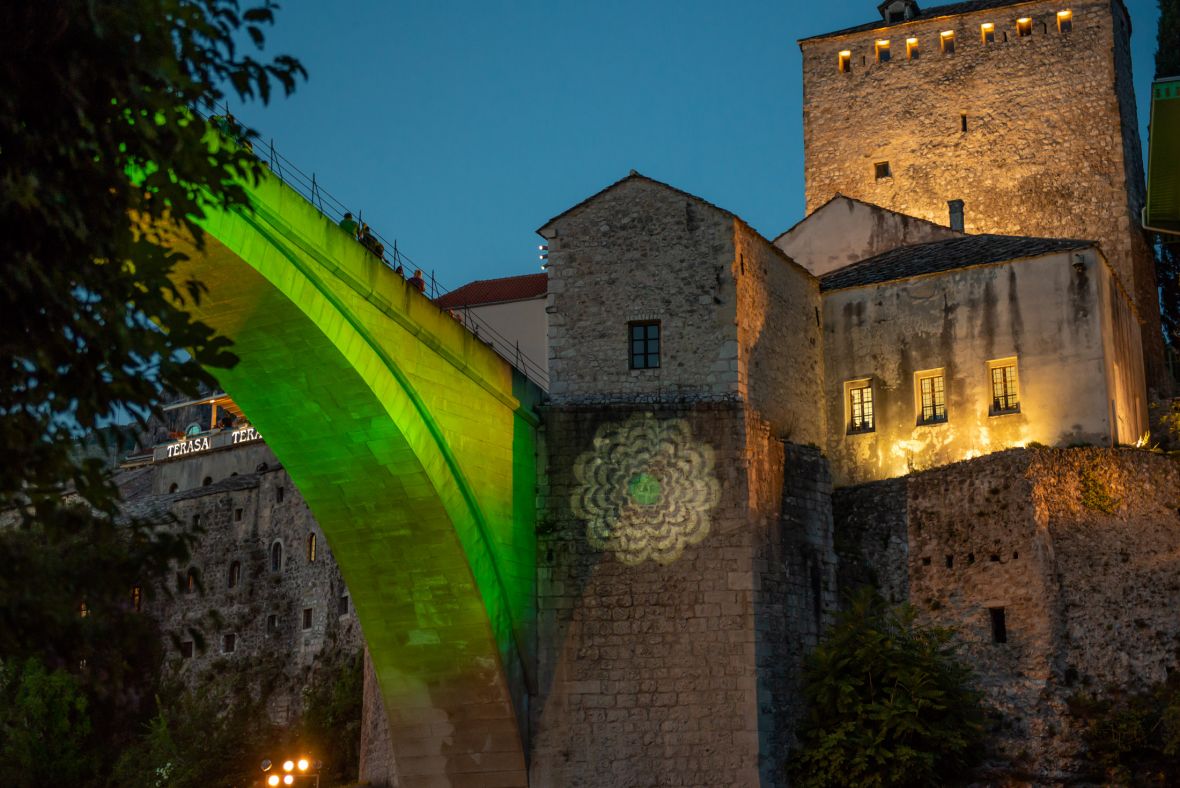 BiH /Cvijet Srebrenice obasjao Stari most u Mostaru / Radio Sarajevo