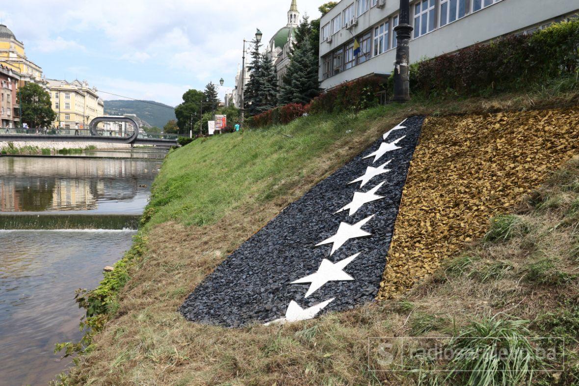 Grb Bosne i Hercegovine na obali Miljacke - Radiosarajevo.ba