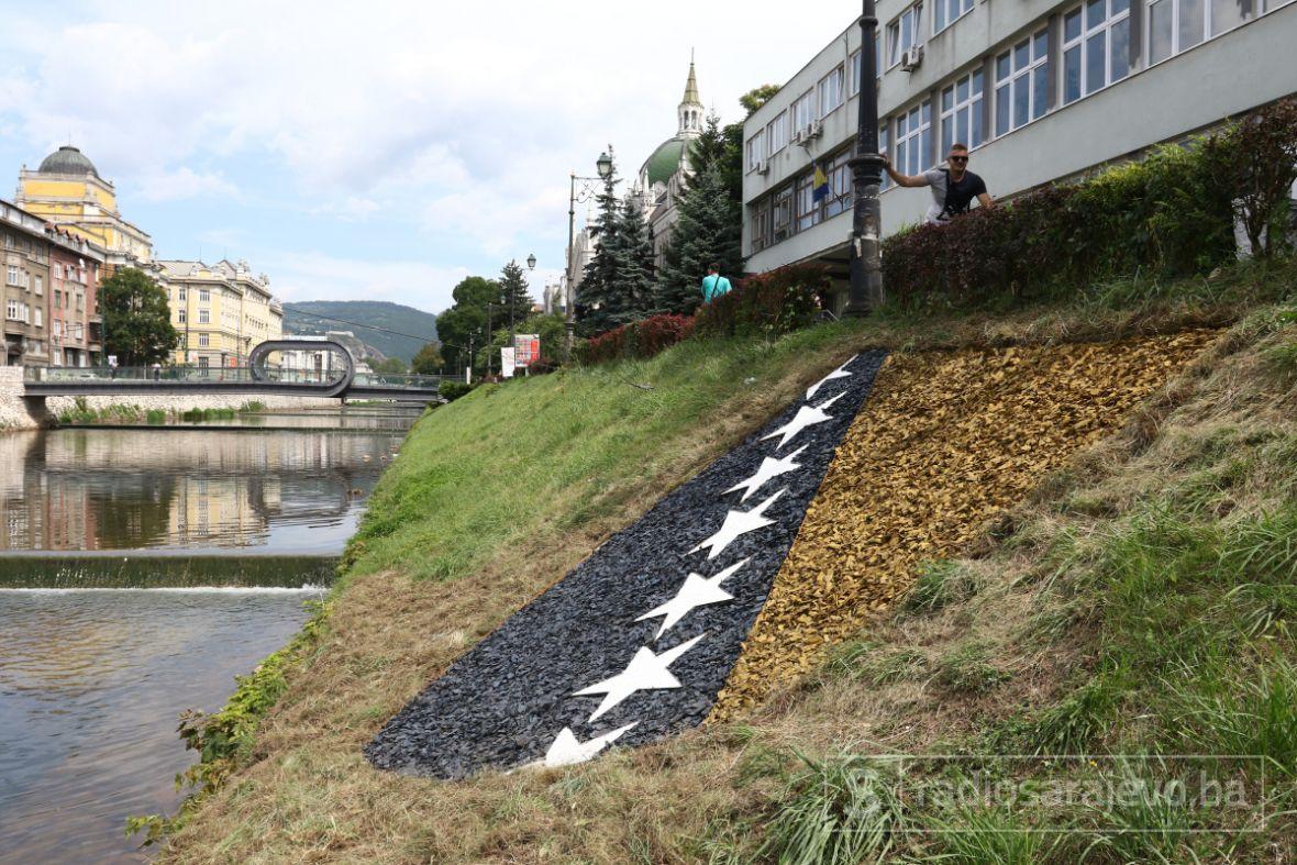 Grb Bosne i Hercegovine na obali Miljacke - Radiosarajevo.ba