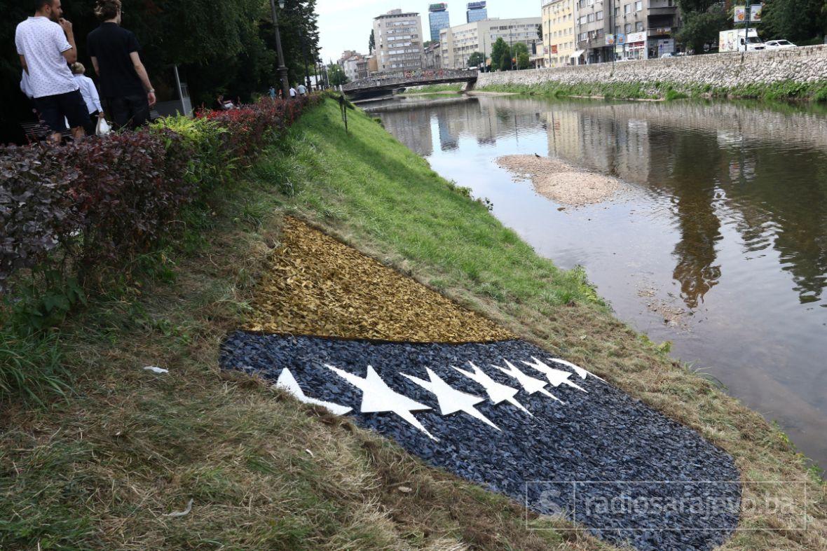 Grb Bosne i Hercegovine na obali Miljacke - Radiosarajevo.ba