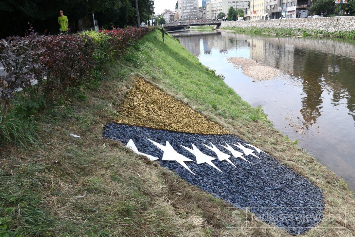 Grb Bosne i Hercegovine na obali Miljacke - Radiosarajevo.ba