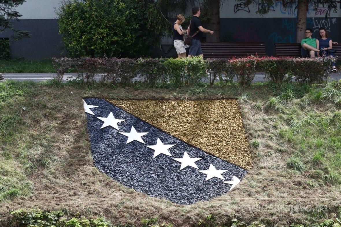 Grb Bosne i Hercegovine na obali Miljacke - Radiosarajevo.ba