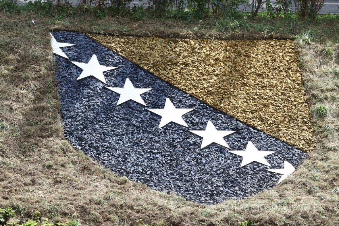 Grb Bosne i Hercegovine na obali Miljacke - Radiosarajevo.ba