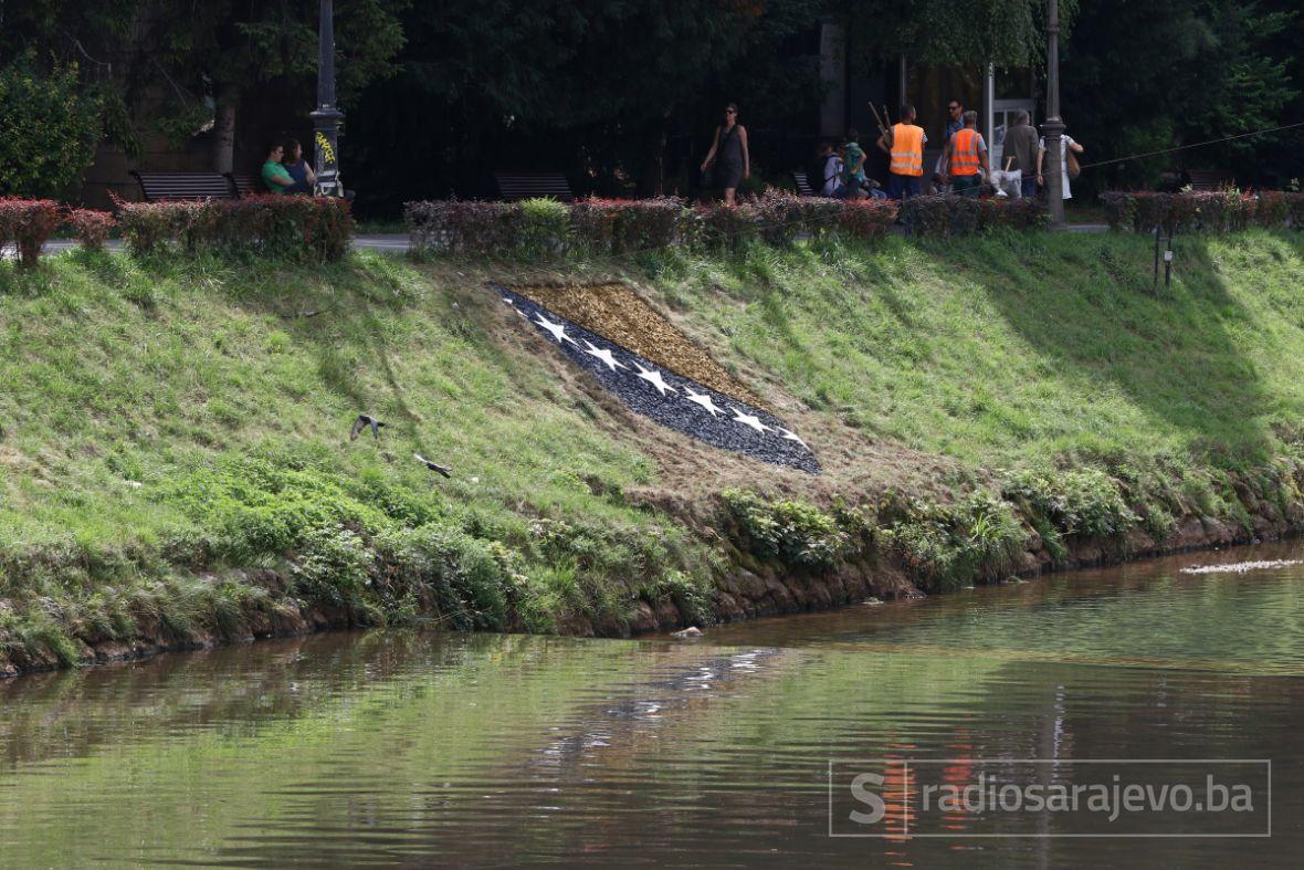 Grb Bosne i Hercegovine na obali Miljacke - Radiosarajevo.ba