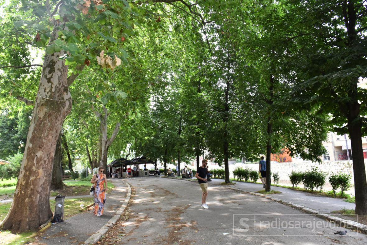 Foto /Park At Mejdan još ljepši: Istaknut grb Grada Sarajeva / Radio ...