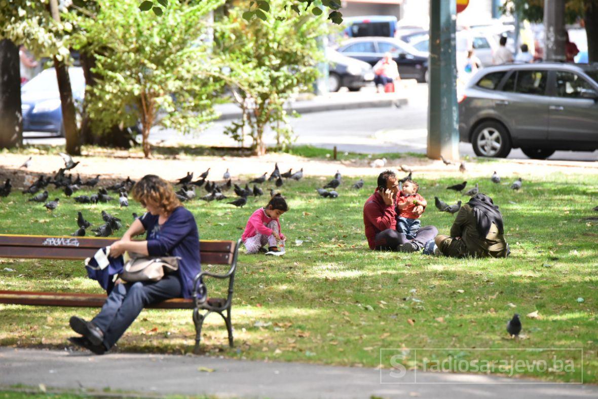 Foto /Park At Mejdan još ljepši: Istaknut grb Grada Sarajeva / Radio ...