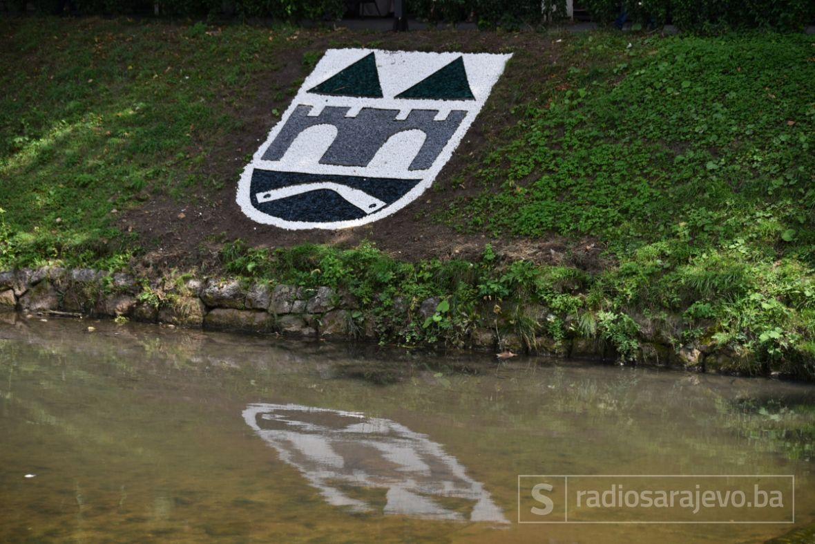 Foto /Park At Mejdan još ljepši: Istaknut grb Grada Sarajeva / Radio ...