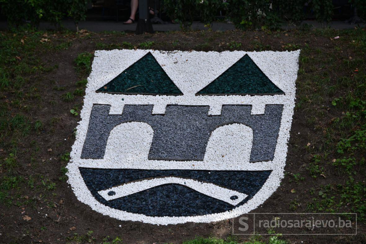 Foto /Park At Mejdan još ljepši: Istaknut grb Grada Sarajeva / Radio ...