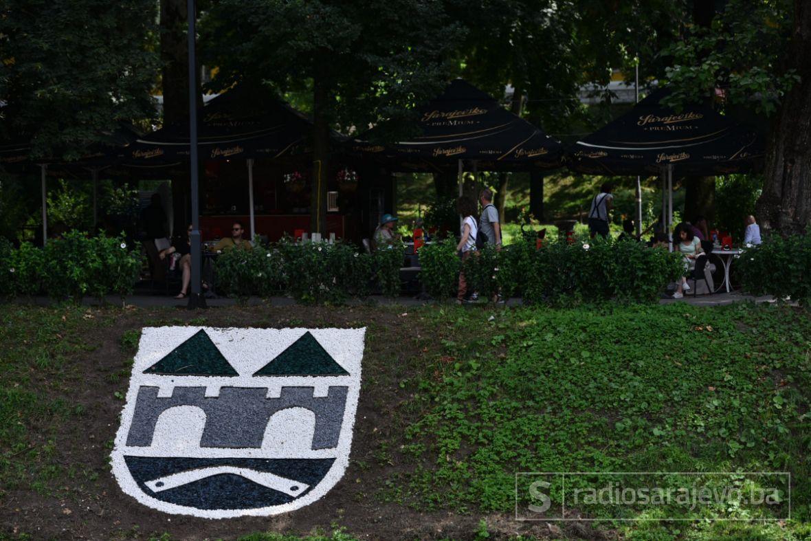 Foto /Park At Mejdan još ljepši: Istaknut grb Grada Sarajeva / Radio ...