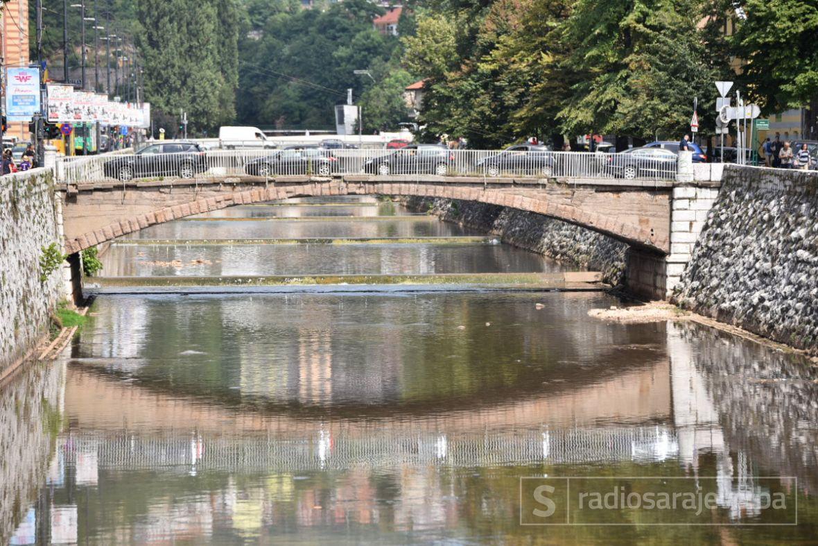 Foto /Park At Mejdan još ljepši: Istaknut grb Grada Sarajeva / Radio ...