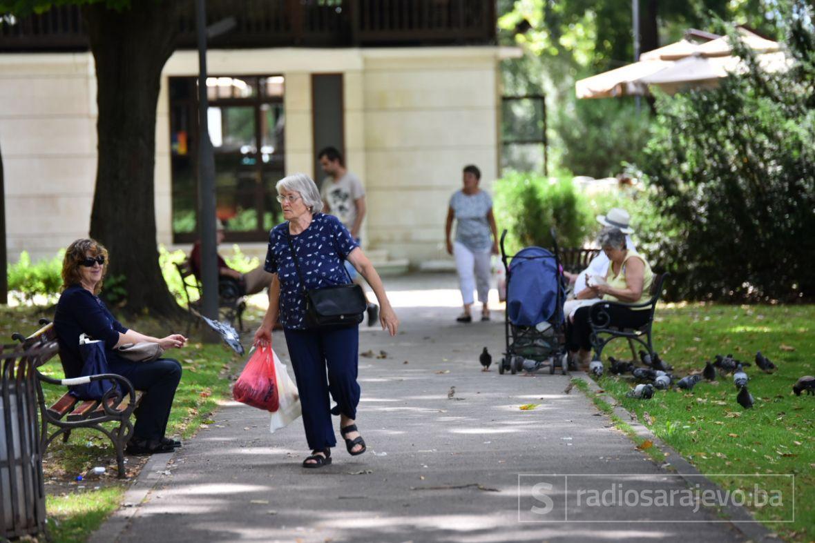 Foto /Park At Mejdan još ljepši: Istaknut grb Grada Sarajeva / Radio ...