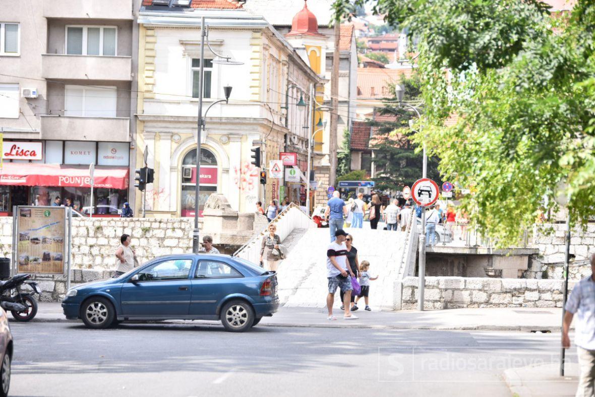 Foto /Park At Mejdan još ljepši: Istaknut grb Grada Sarajeva / Radio ...