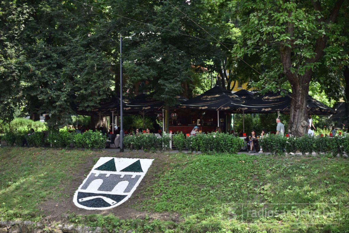 Foto /Park At Mejdan još ljepši: Istaknut grb Grada Sarajeva / Radio ...