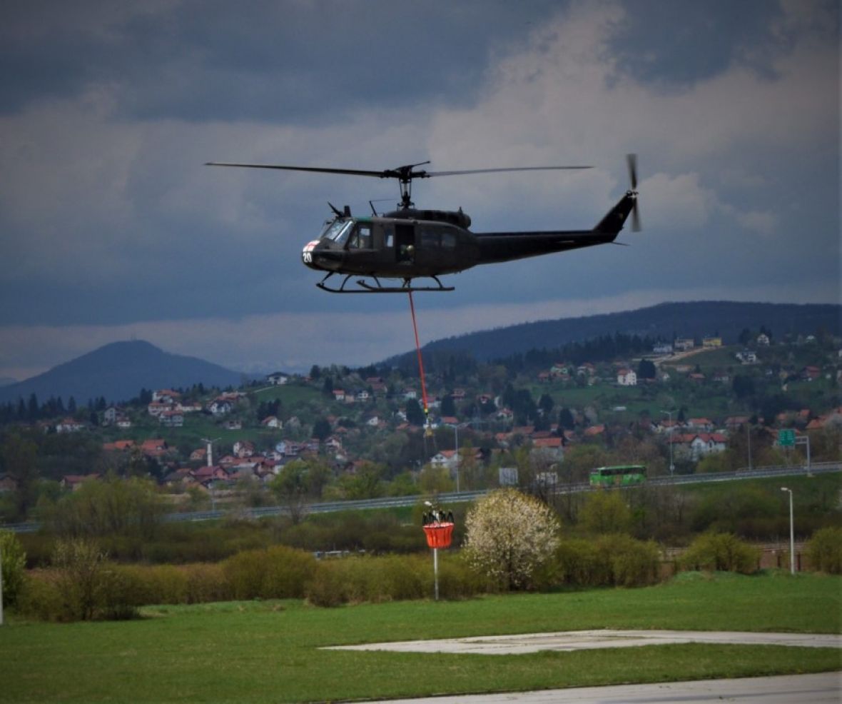 Misija /Helikopter OS BiH uključio se u gašenje požara u Konjicu ...
