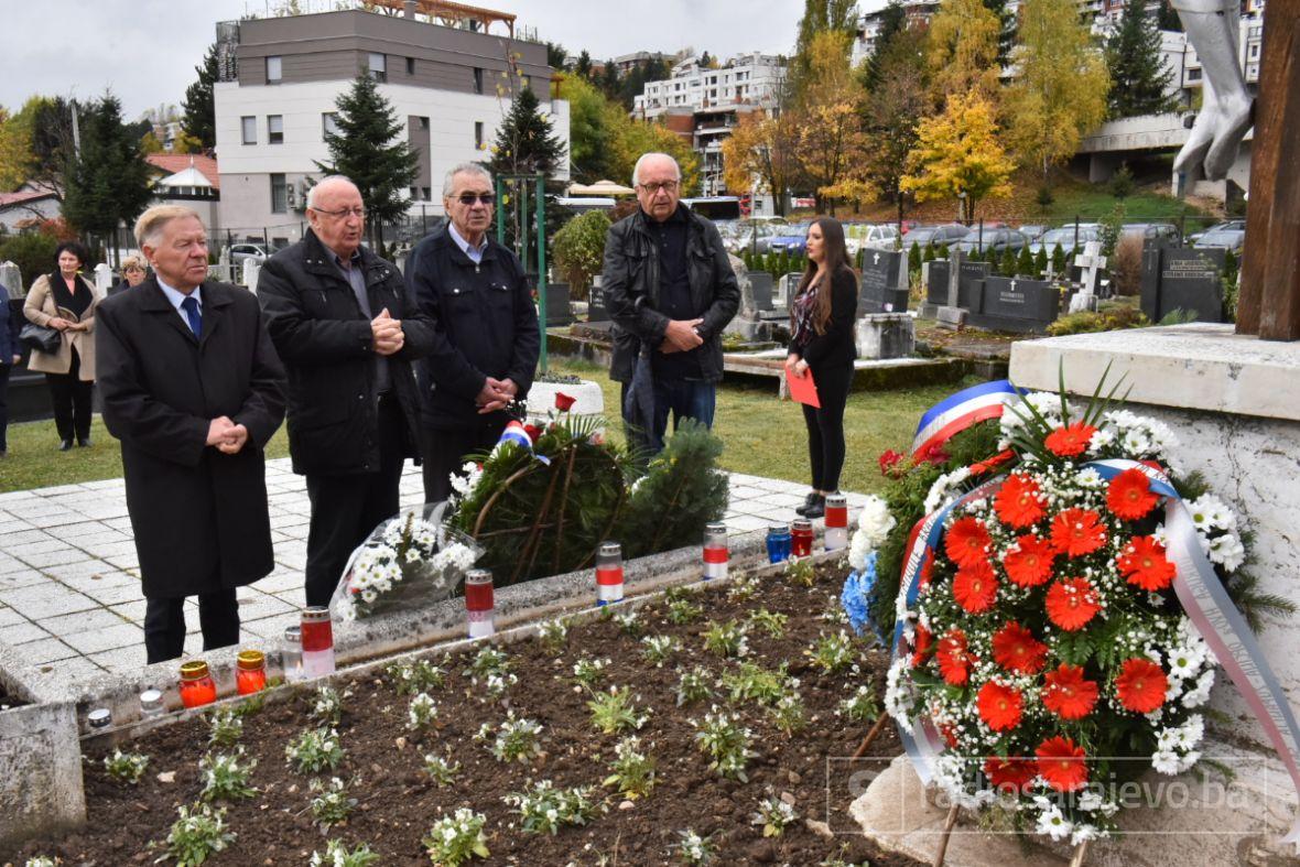 Sv. Josip /Vijenci i svijeće za poginule pripadnike HVO-a u Sarajevu ...