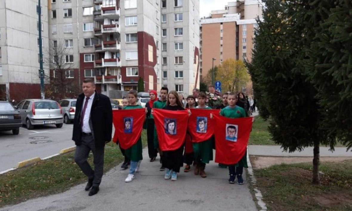 Sjećanje /Sarajlije odale počast učiteljici Fatimi Gunić i njenim ...