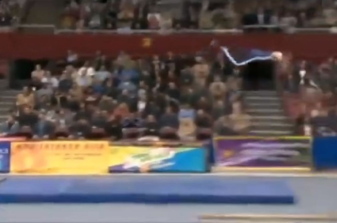 Opasno /Pogledajte jedan od najčudnijih nastupa u gimnastičarskom ...