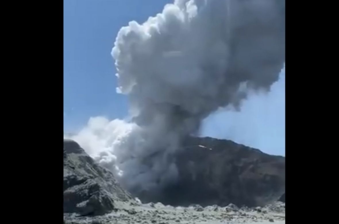 Tragedija /Novi Zeland: Eruptirao vulkan dok su turisti bili na rubu ...