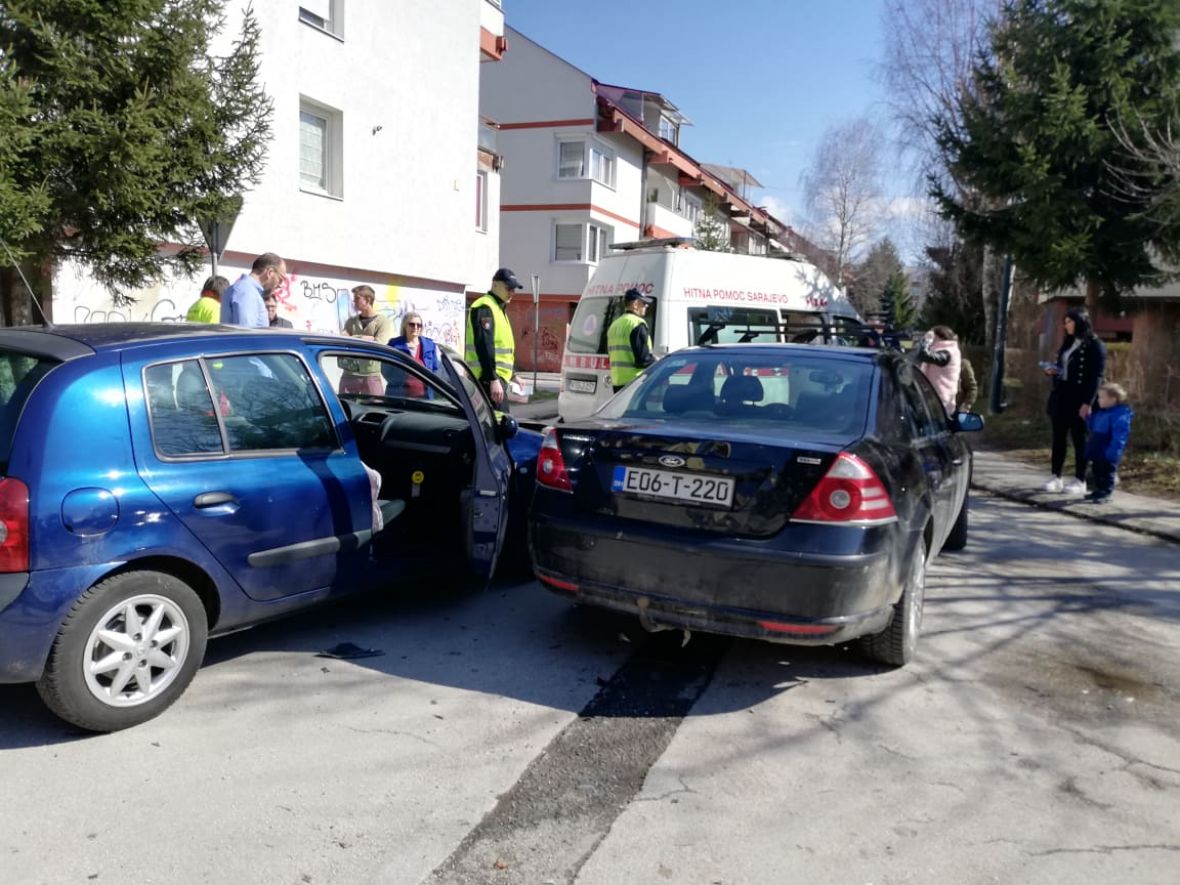 Sarajevo /Sudar dva vozila na Dobrinji: Policija i Hitna pomoć na mjestu udesa / Radio Sarajevo
