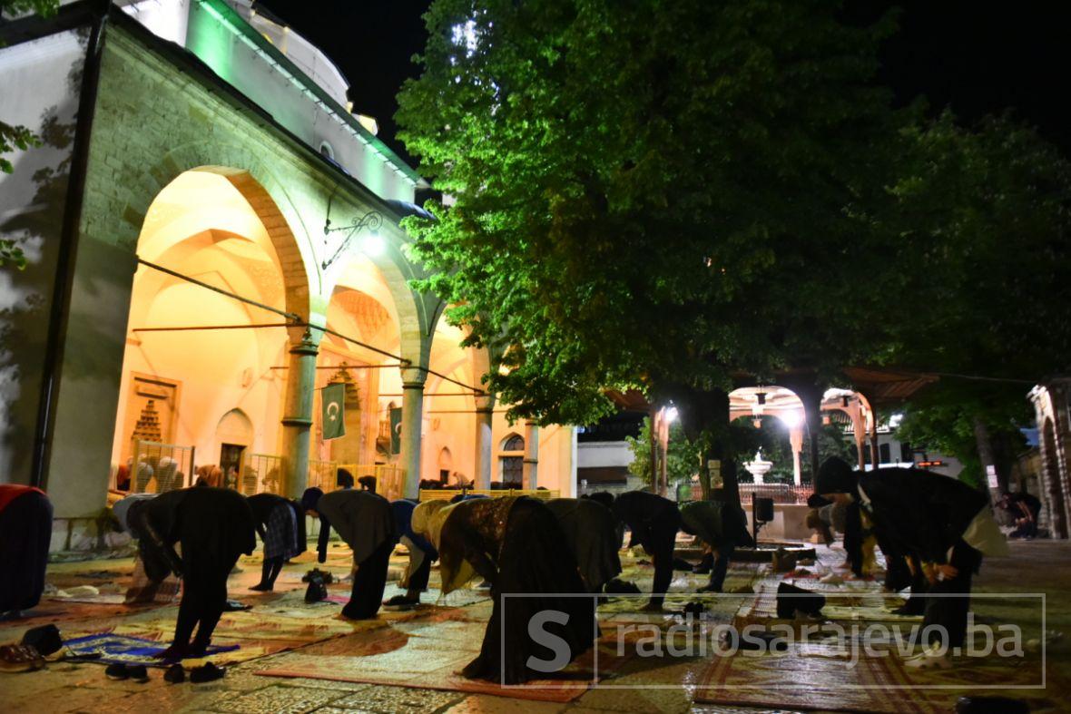 Sarajevo /Prelijepe slike iz Begove džamije: Vjernici klanjali teraviju ...
