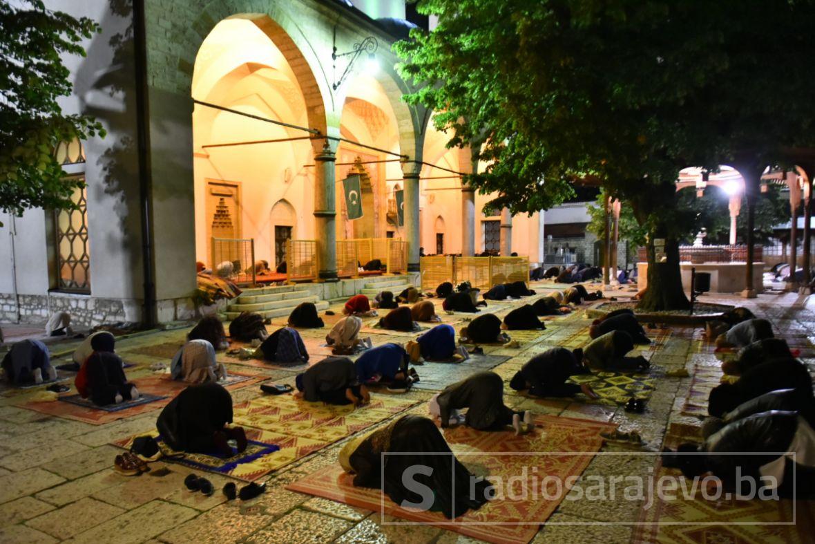 Sarajevo /Prelijepe slike iz Begove džamije: Vjernici klanjali teraviju ...