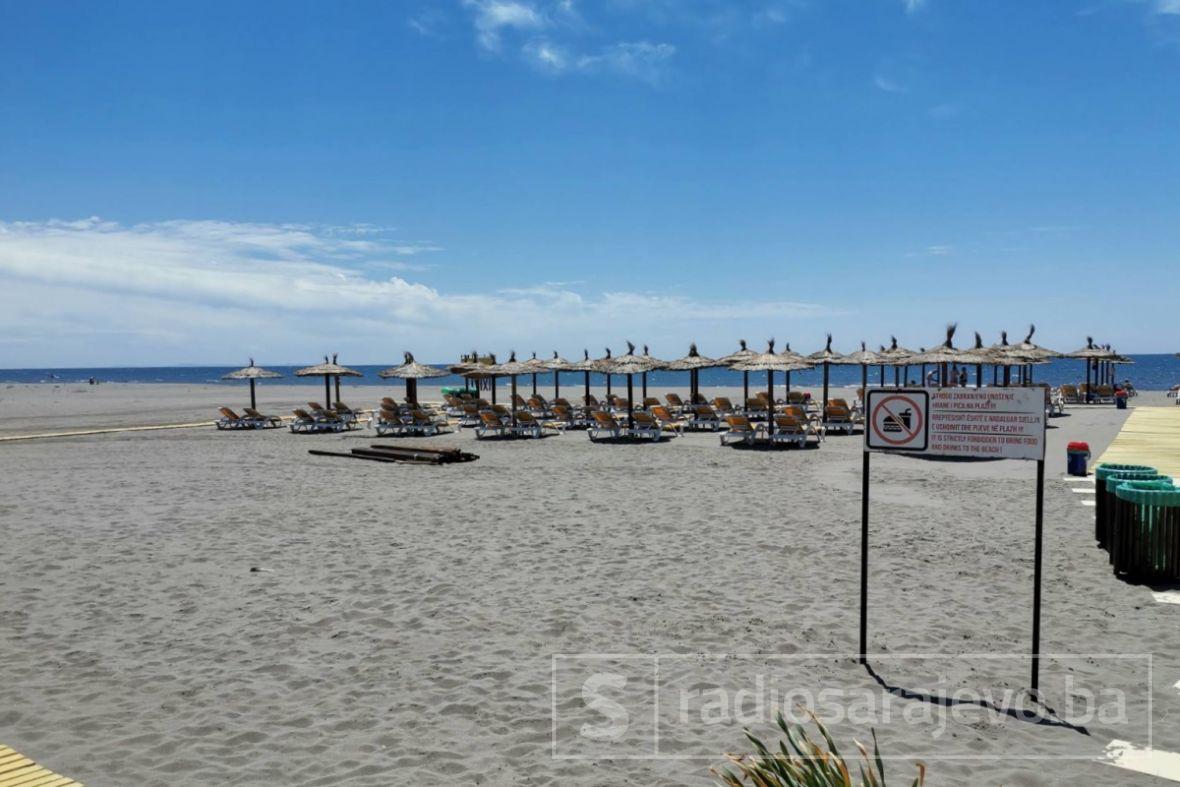 Foto /Pustoš na plažama Crne Gore: Pogledajte kako je u Baru / Radio ...