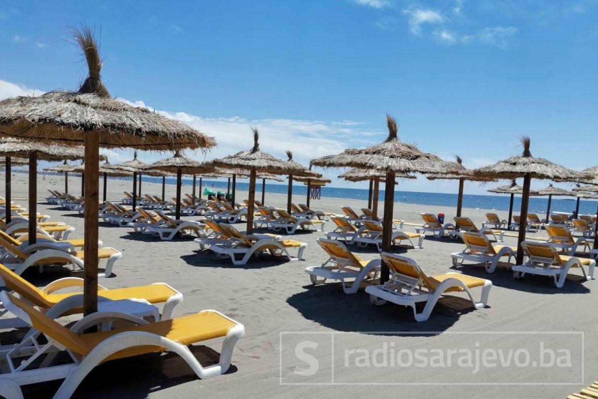 Foto /Pustoš na plažama Crne Gore: Pogledajte kako je u Baru / Radio ...