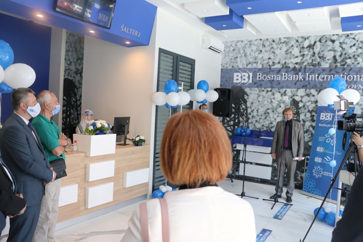 Savremeni centar /Otvorena druga poslovnica BBI banke u Tuzli / Radio ...