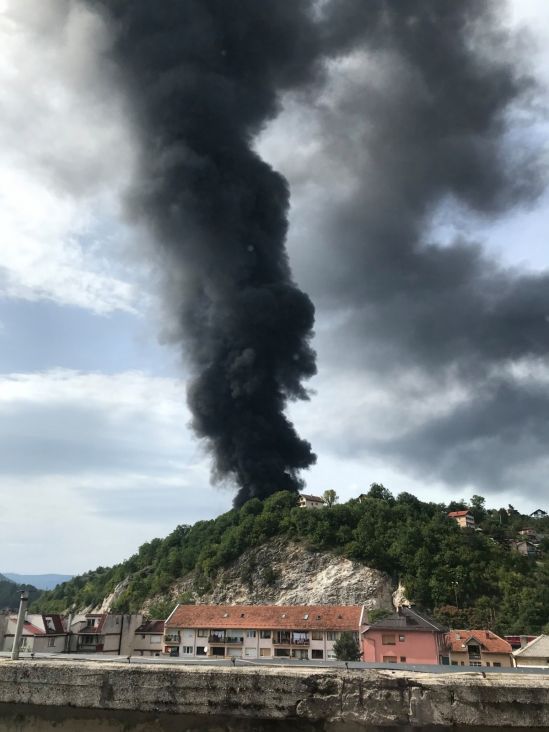 Bukti požar na deponiji kod Konjica: Crni oblak prekrio grad ...