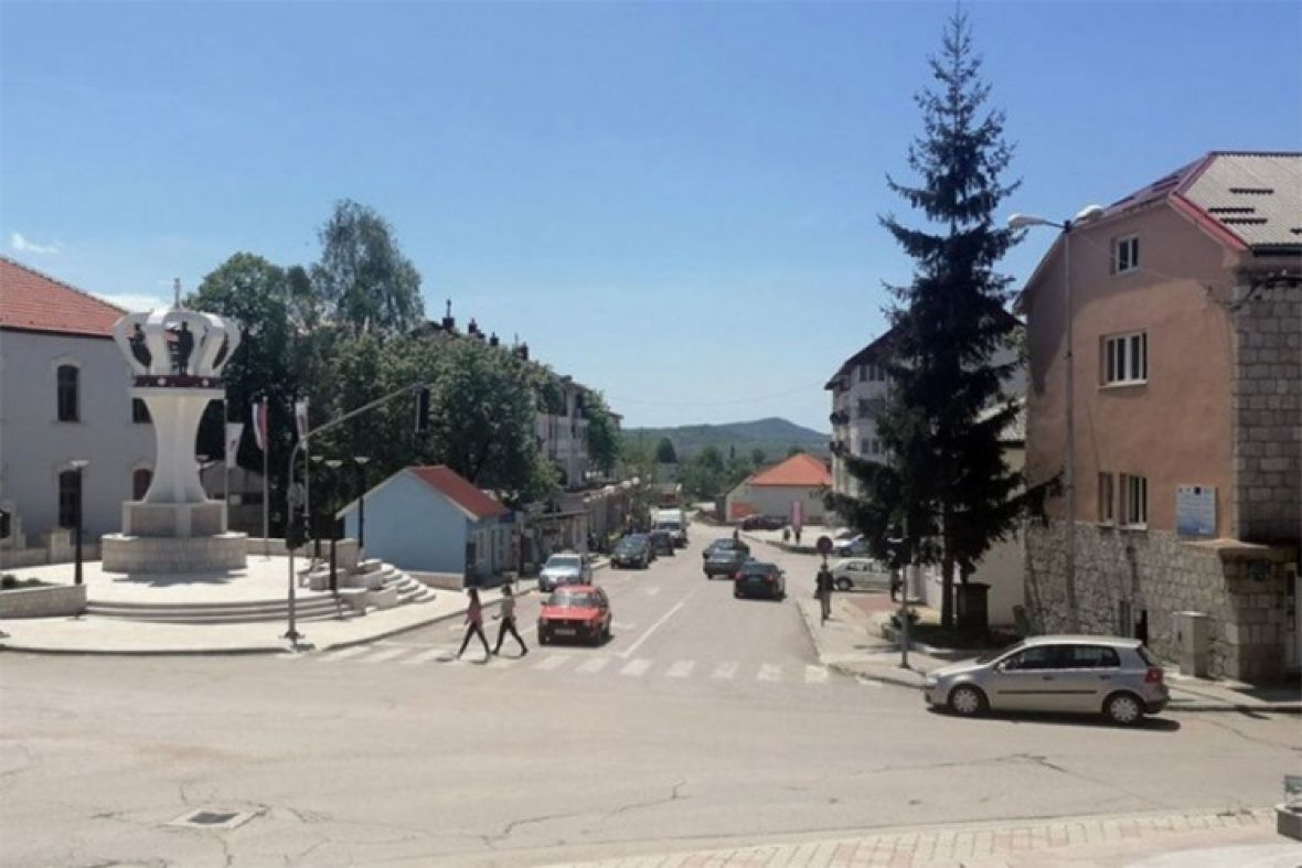 Gacko /Zaštitar otkrio tajni sastanak funkcionera SDA i SNSD-a? / Radio ...