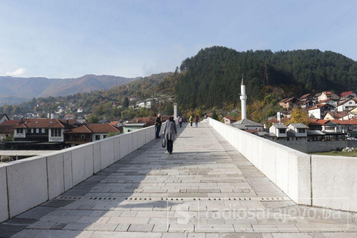 Simbol Konjica /Stari kameni most: Mjesto gdje se Bosna spaja s ...