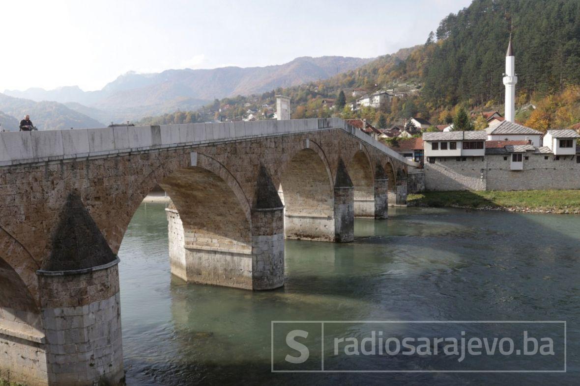 Simbol Konjica /Stari kameni most: Mjesto gdje se Bosna spaja s ...