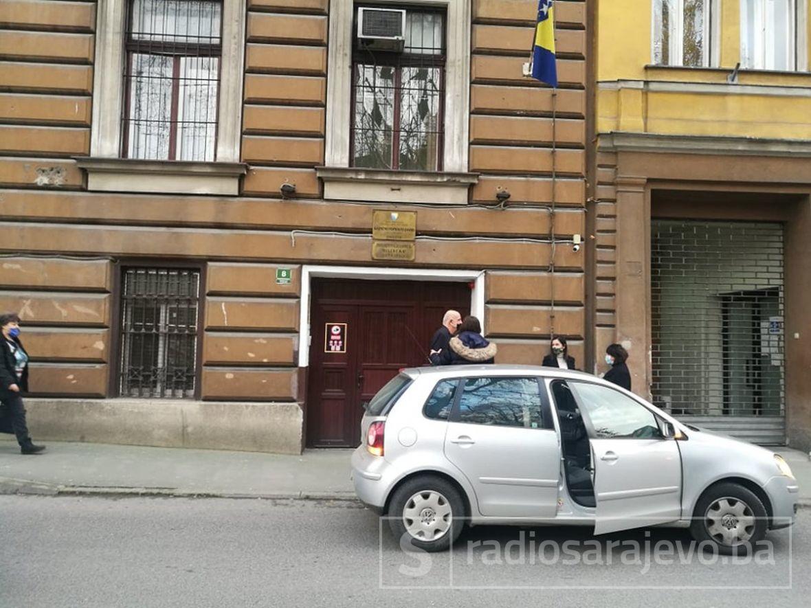 KS /Pogledajte trenutak izlaska: Batko nakon mjesec dana pritvora ...