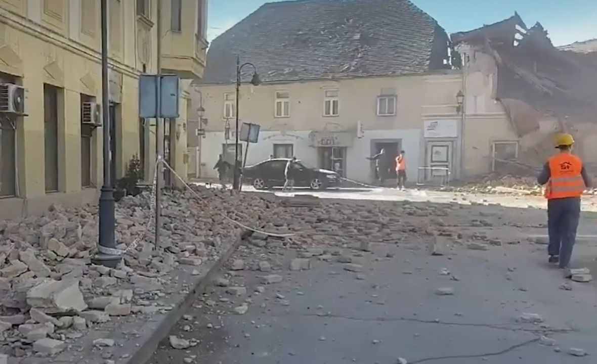 Potresne scene iz Petrinje: Pogledajte kadrove iz zraka i sa zemlje ...