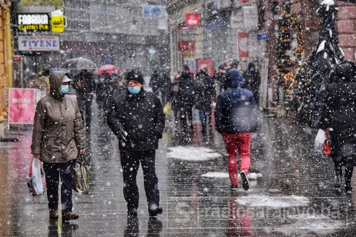 Veju, veju /Pjevala je zima svoju pjesmu staru: Sarajevo prekriveno ...