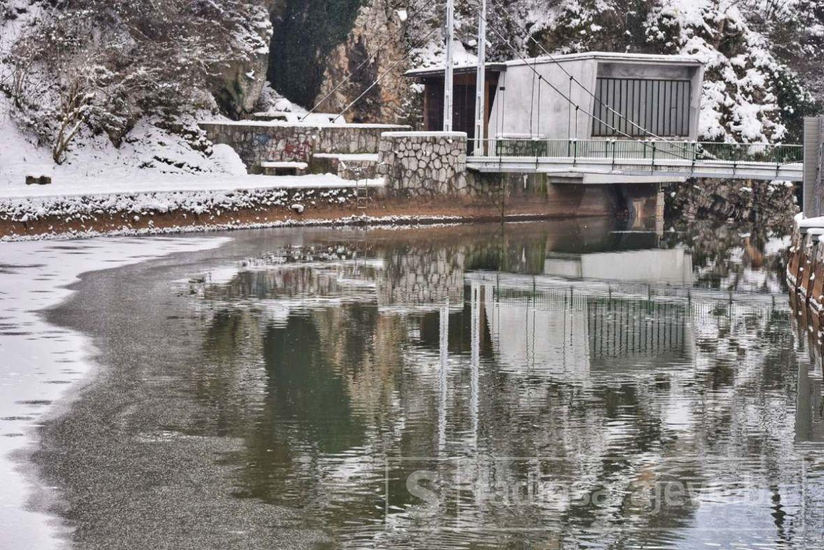 Zima /I kada šuti, Sarajevo pjeva: Grad okovan snijegom i ledom / Radio ...