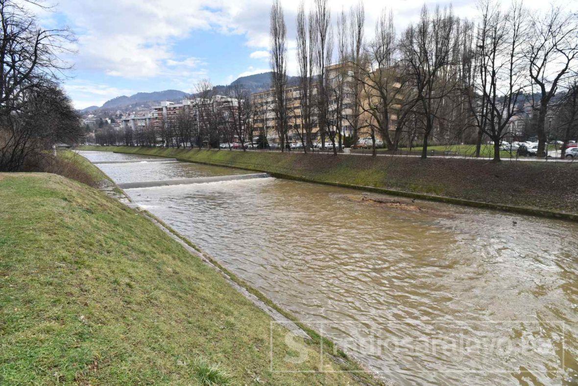 ? /Šta se dešava s Miljackom: Do Skenderije uobičajene boje, a u ...