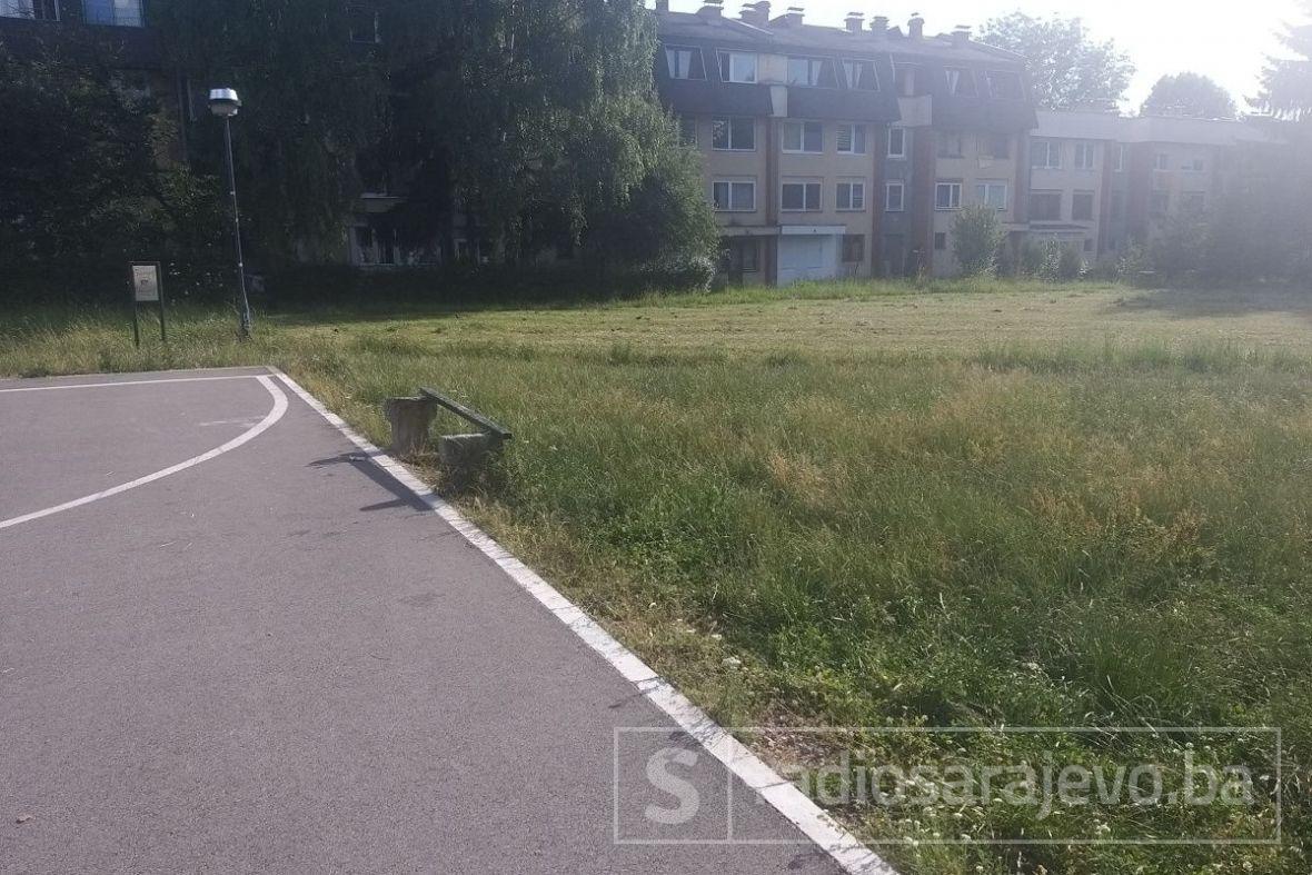 Zmija na Dobrinji puzala pločnikom, naselje zaraslo u travu - građani u ...