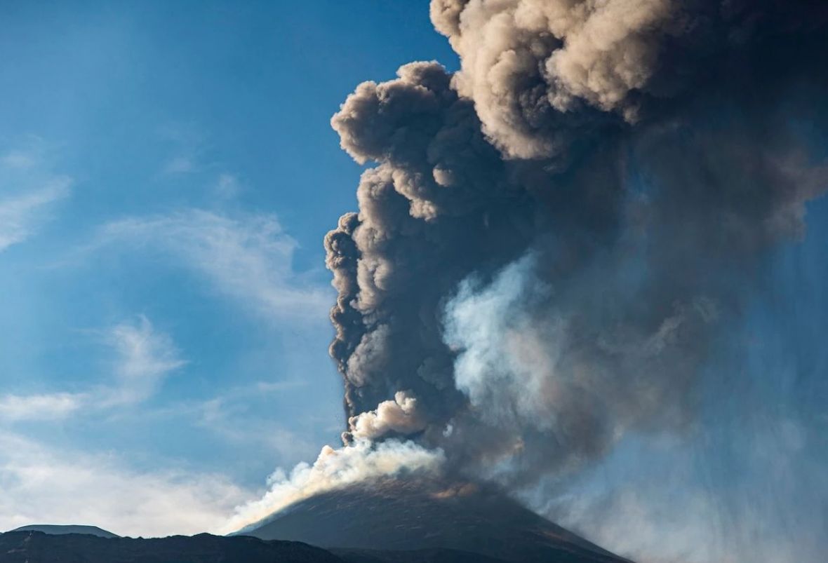 ! /Etna eruptirala na Siciliji, zatvoren aerodrom u Cataniji / Radio ...