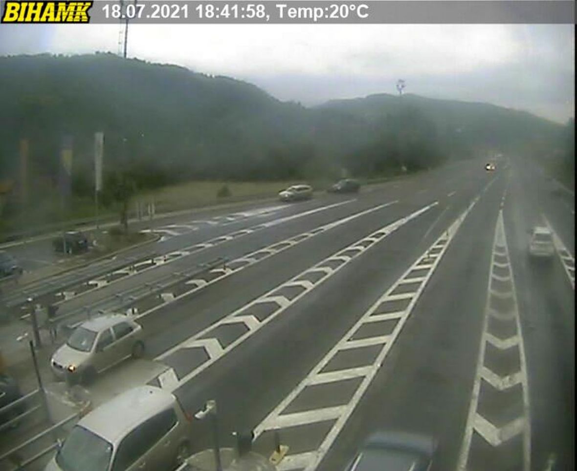 Autoput A1 /Saobraćajna nezgoda kod Vogošće, jedno vozilo se prevrnulo ...