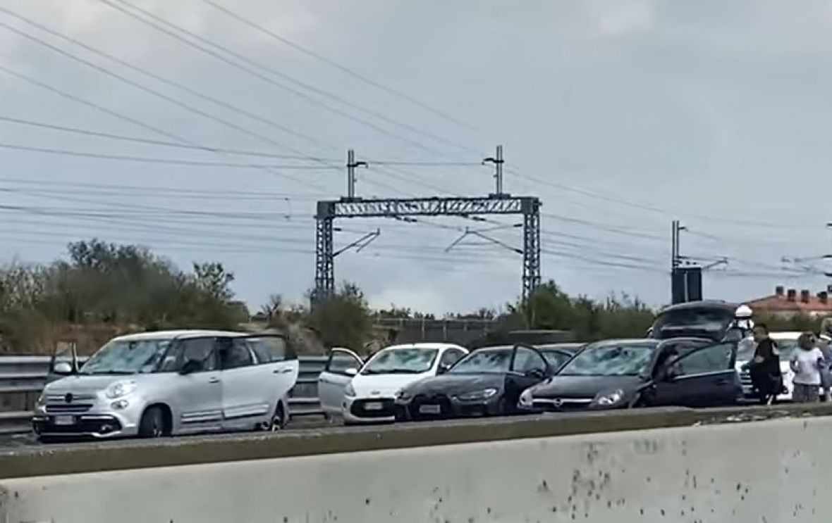 Oluja /Apokaliptične scene iz Italije: Porazbijana auta, poplave, led ...