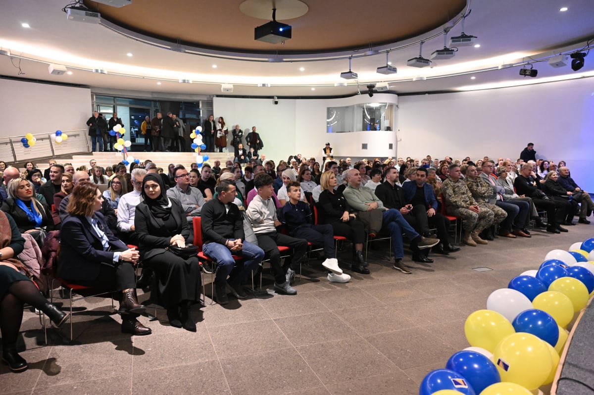 "Ovo je zemlja moja": Djeca Sarajeva premijerno izvela patriotske pjesme nastale u ratu ...